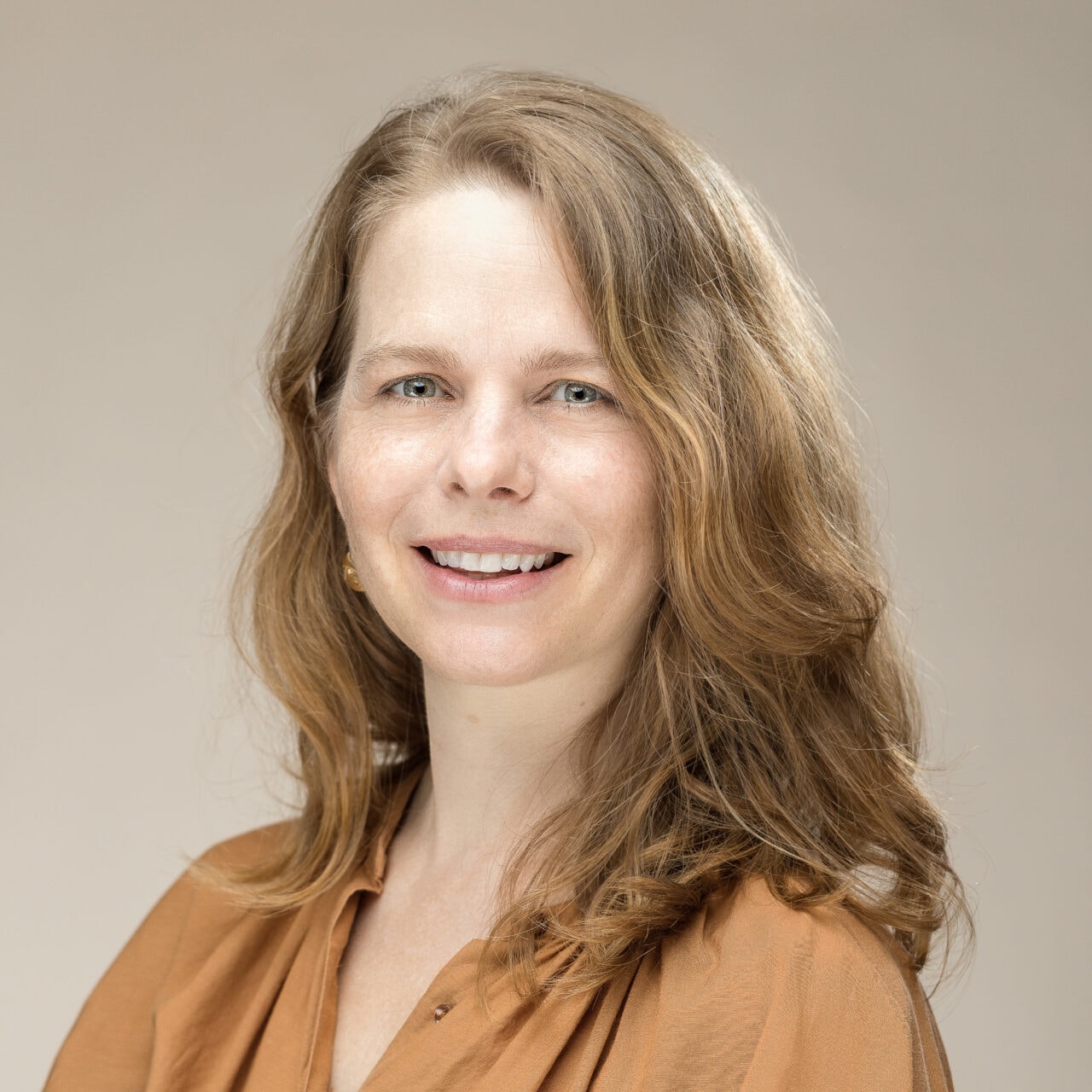 Your DIY Headshot: 7 Pro Tips on Headshot Posing